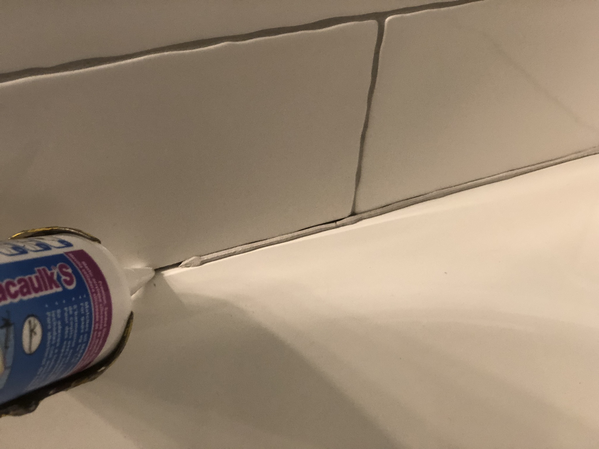 The Art of Caulking: A Step-by-Step Guide to Caulking Your Bathtub ...